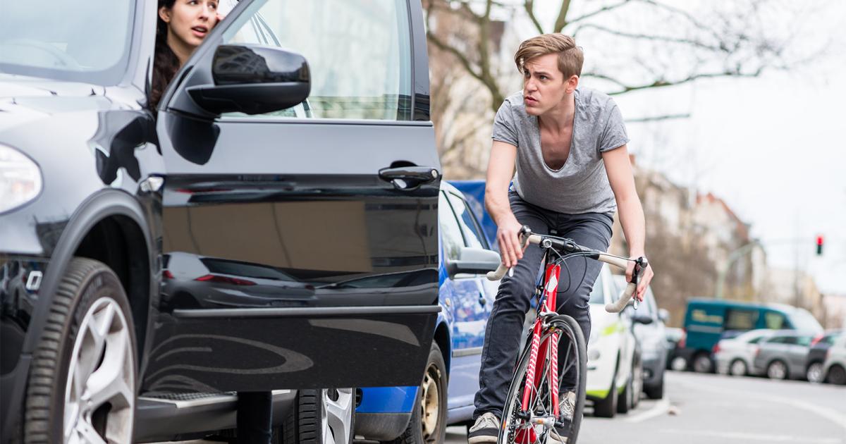 Dooring: Wenn die Autotür zur Falle wird